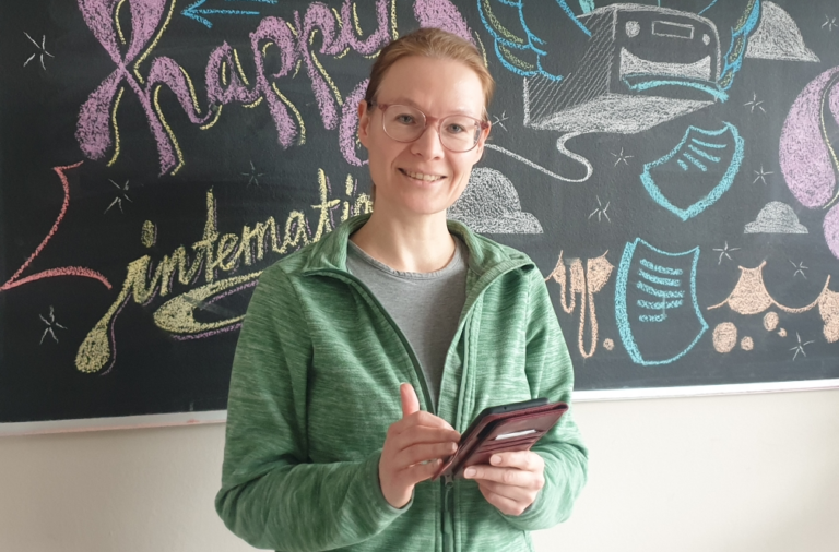 Anna Schwartzkopf and Her Samsung Galaxy